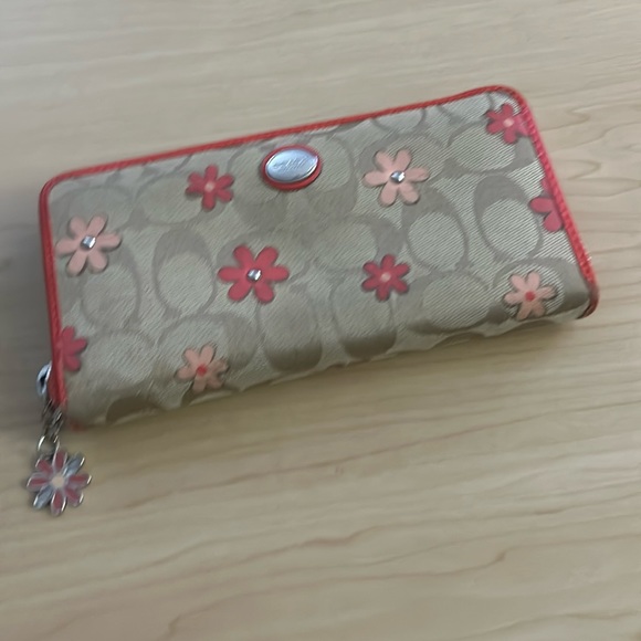 Coach | Bags | Coach Floral Signature C Zip Around Daisy Flower Zip ...